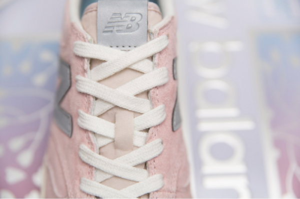น่ารักสดใส ปาใจให้เลย! New Balance “Love Locks” สนีกเกอร์สุดคิ้วท์ที่ ...
